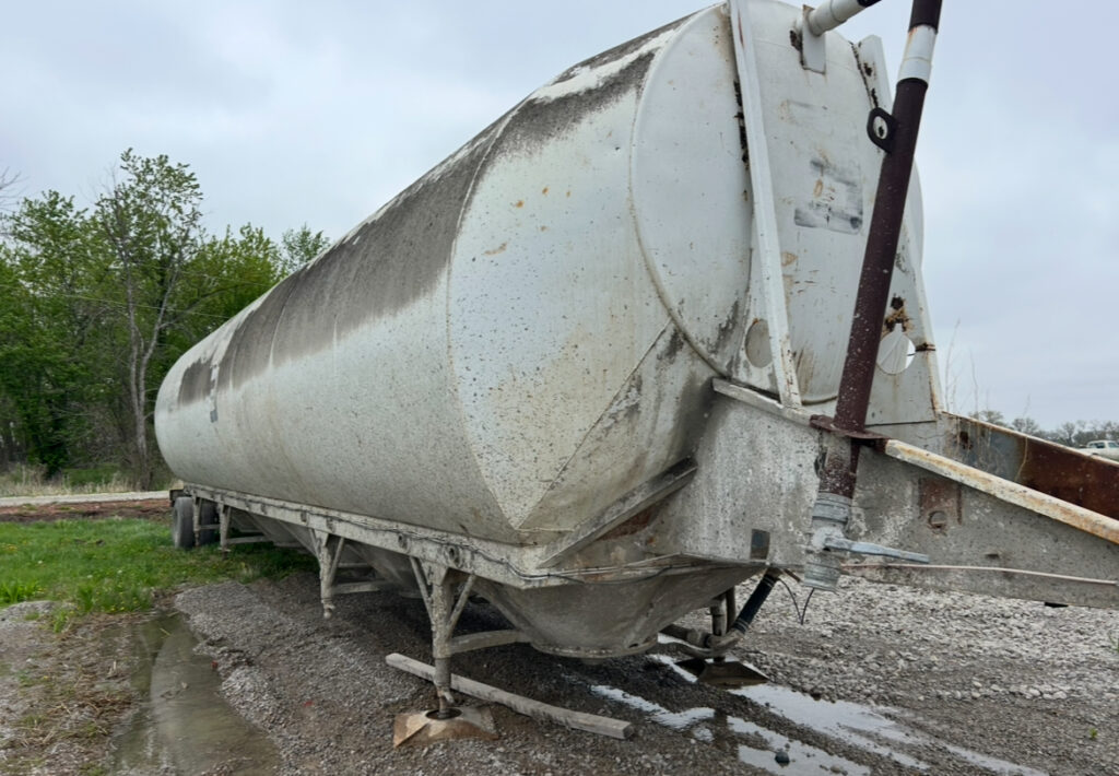 1970’s Butler 4100cf portable storage silo - ConcreteIron