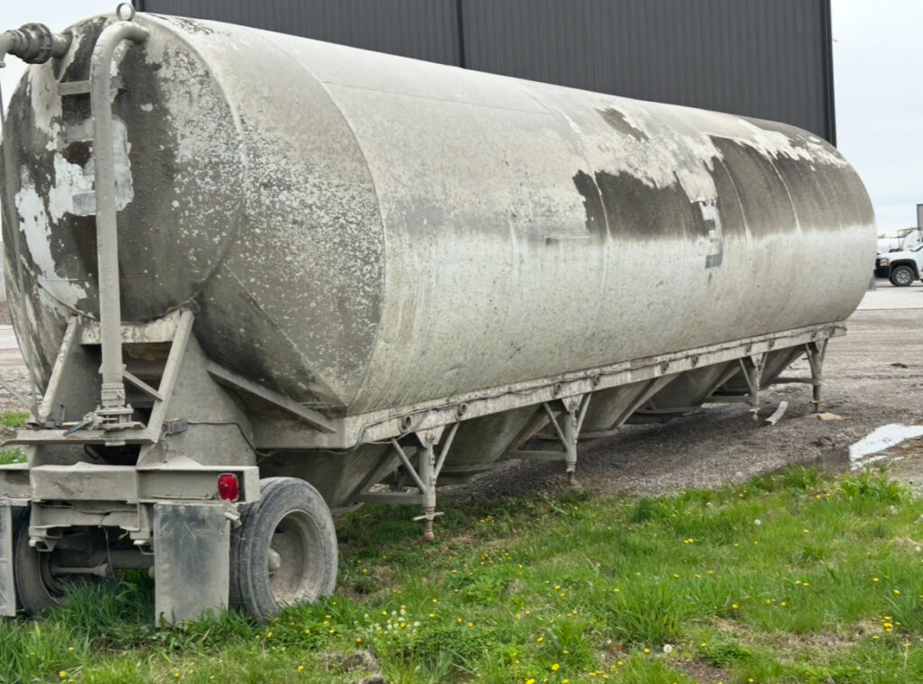 1970’s Butler 4100cf portable storage silo - ConcreteIron
