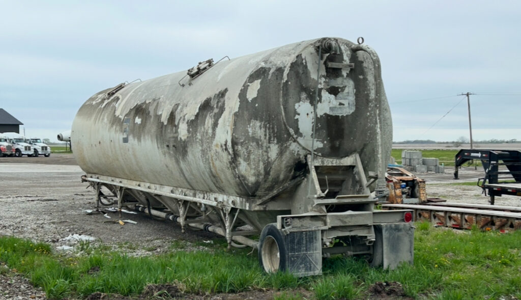 1970’s Butler 4100cf portable storage silo - ConcreteIron
