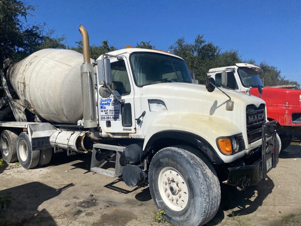 Selling 3 trucks (Mack 2005, international 2005, international 2007 ...