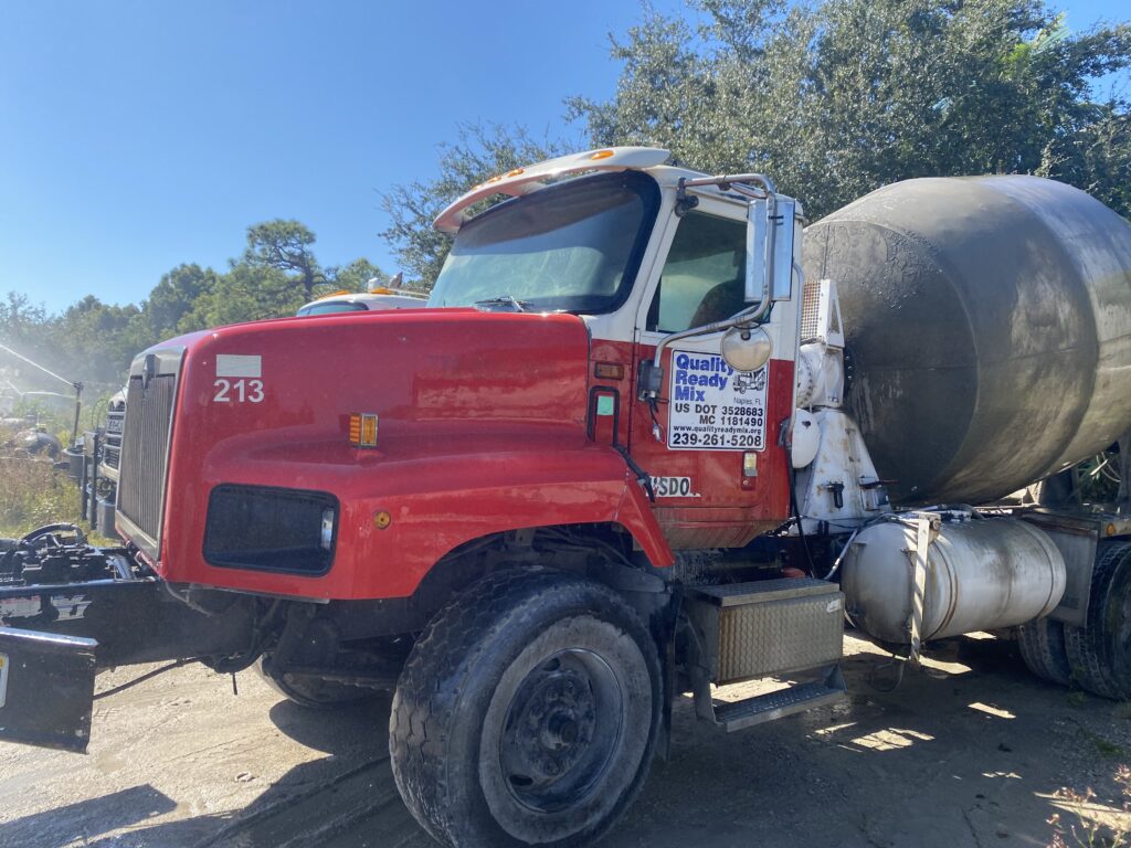 Selling 3 trucks (Mack 2005, international 2005, international 2007 ...